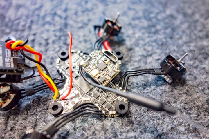 【Emax Nanohawk】Tinyhawkシリーズ新機体Nanohawk。軽量20gのパワフルな65mm 1S Whoopです ...